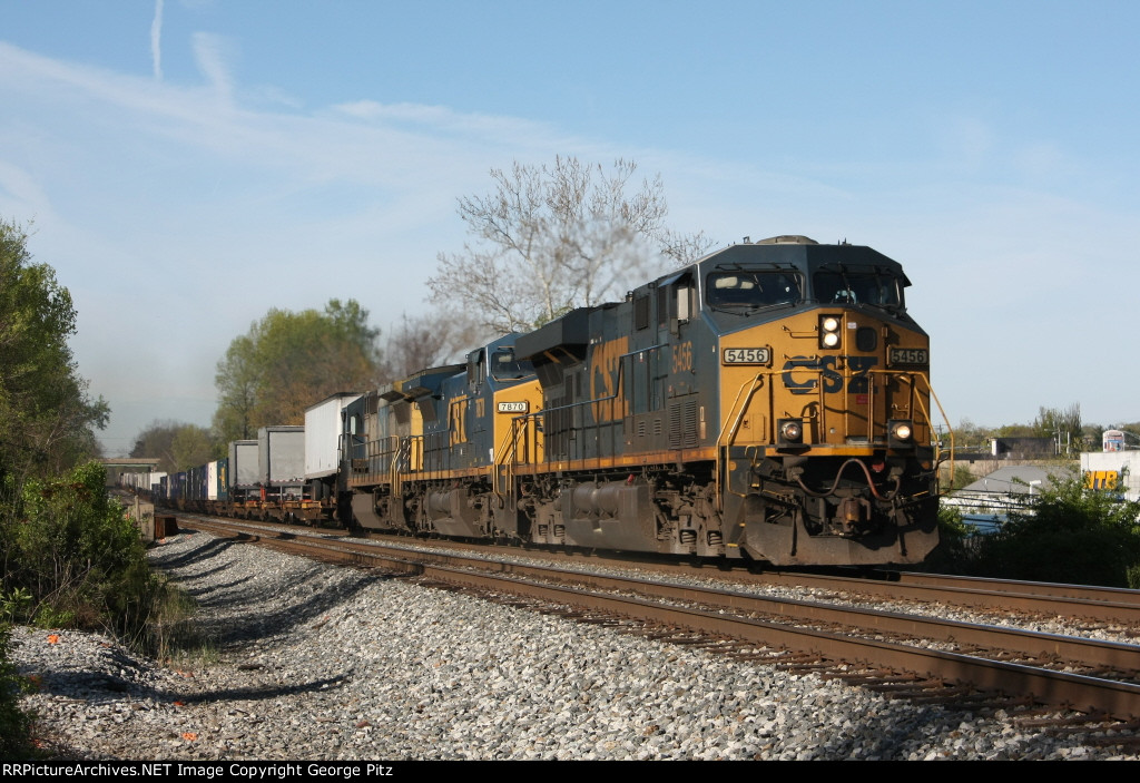 CSX 5456 and train Q032